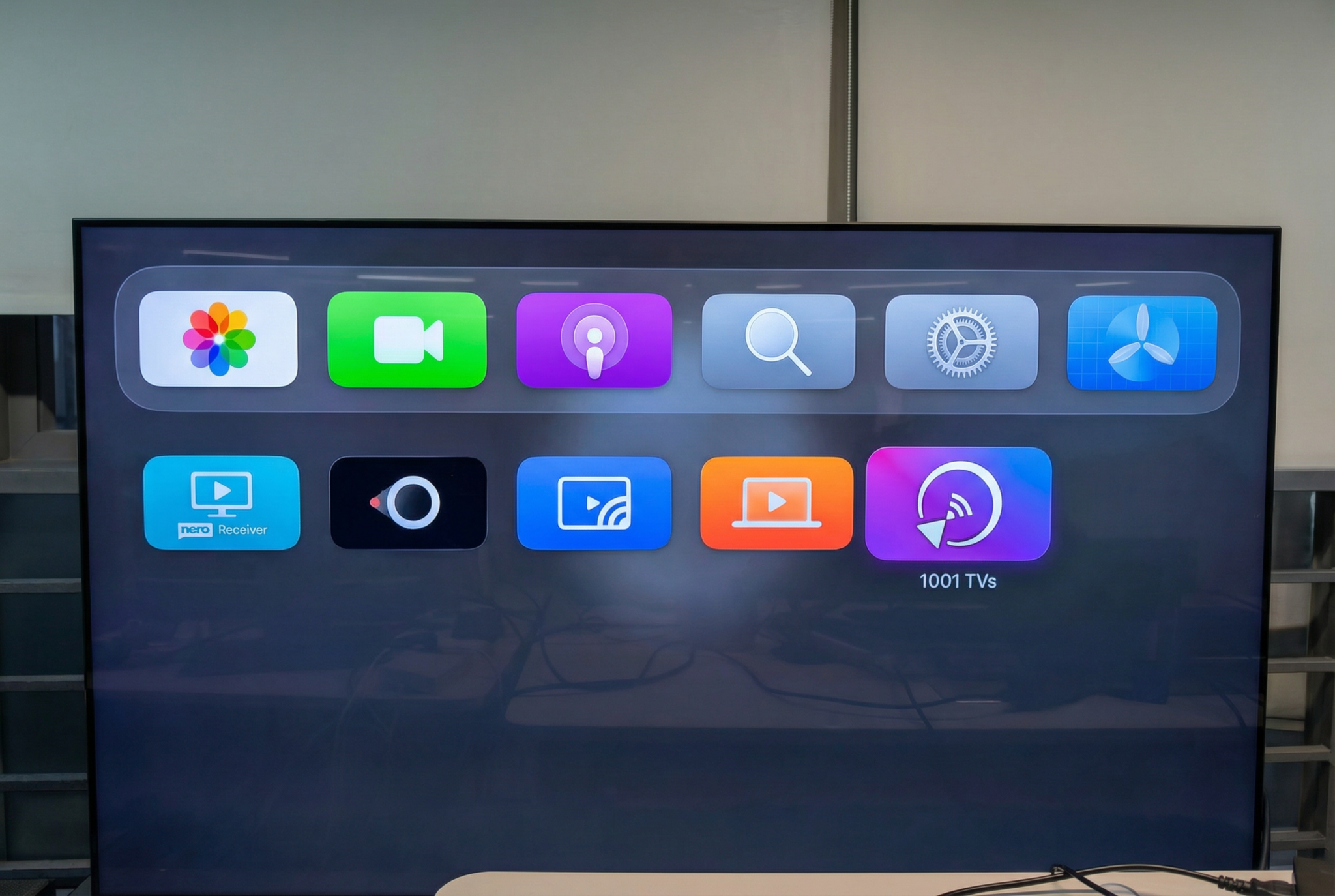 1001 TVs--Free Christmas Wallpapers for Apple TV on 1001 TVs